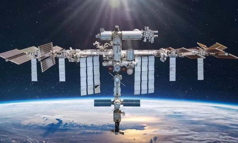 La NASA célèbre les 25 ans d'exploitation de la Station spatiale ...